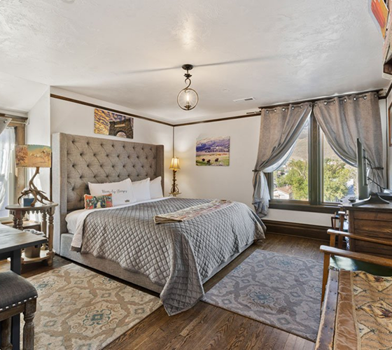 King Bed Historical Suite - Gardiner Accommodations | Park Hotel ...